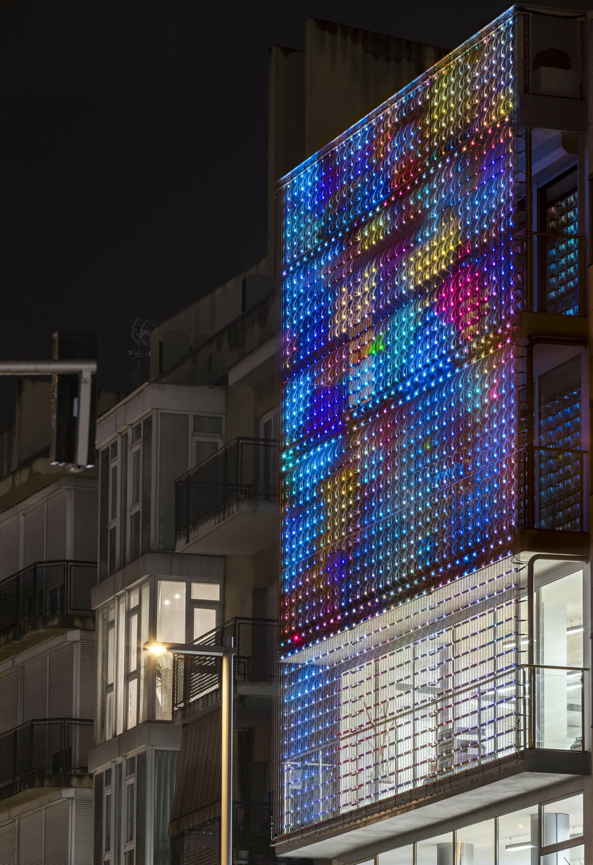 Metalmesh Lighting for facades - Picharchitects